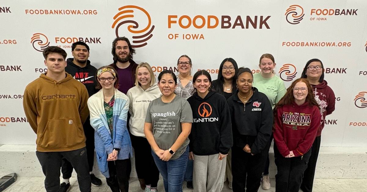 Students Volunteer at Food Bank of Iowa | Grand View University